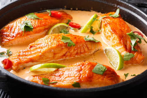 Salmón en salsa de coco, una propuesta de exquisitez invernal