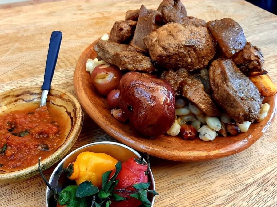 Tradicional chicharrón de cerdo cochabambino