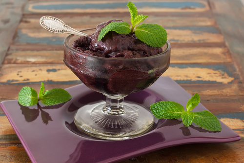 Prepare un helado de asaí con el sabor de Gustu para estos días calurosos